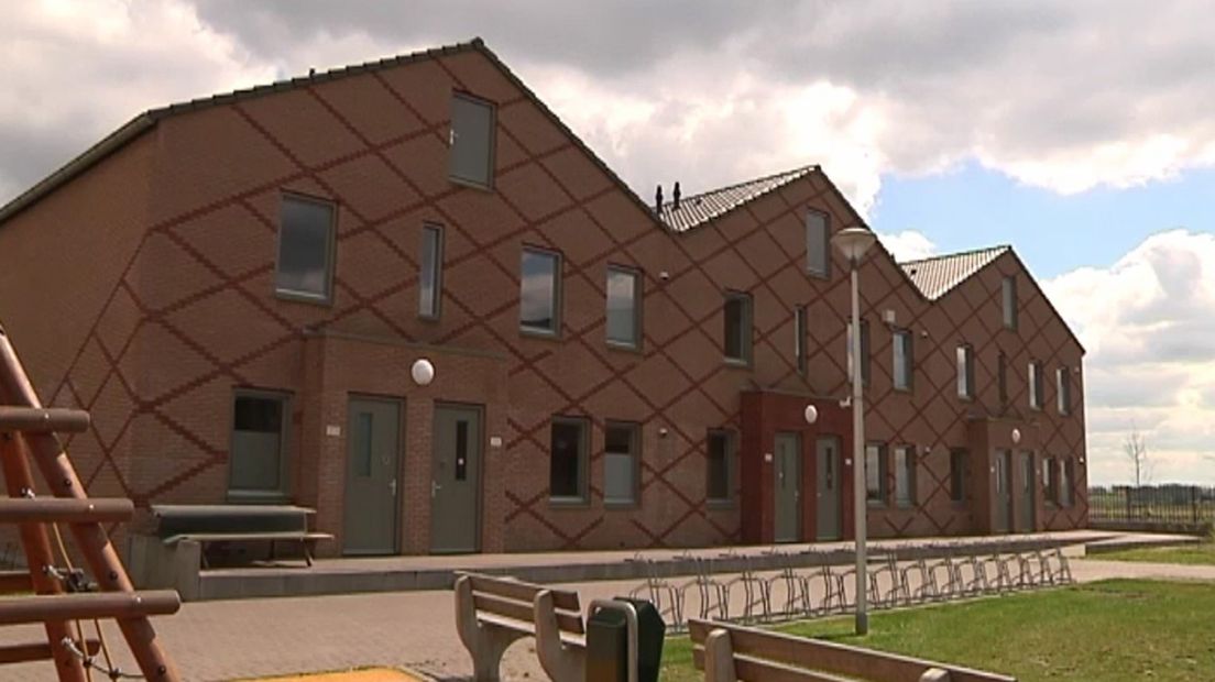 Grootste asielzoekerscentrum van Nederland geopend in Ter Apel - RTV Noord