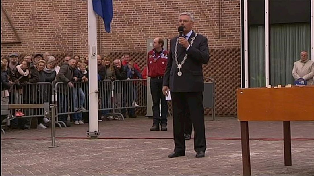 Kwestie avondklok voor AZC Dronten zit burgemeester hoog - RTV Oost