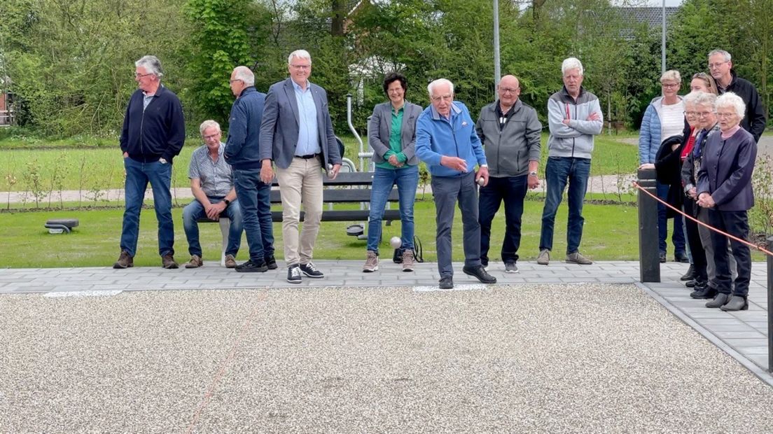 De Goede Worp in Zevenhuizen is trots op gloednieuwe jeu de boulesbanen - RTV Noord