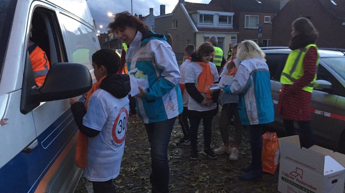 Kinderen waarschuwen automobilisten met een gele kaart - Omroep Zeeland