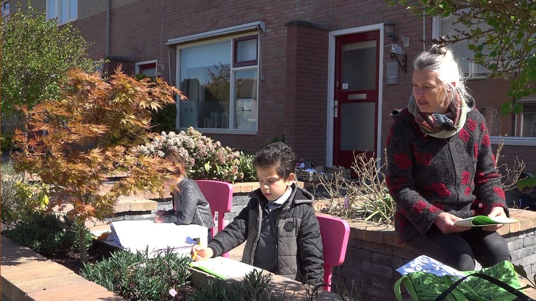 Juf geeft les in de tuin: 'Alles uit de kast om alle kinderen te ...