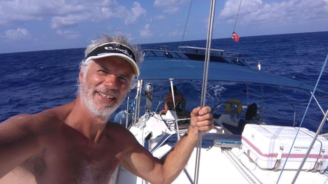 Deze avonturier zeilde zonder ervaring de Atlantische Oceaan over ...