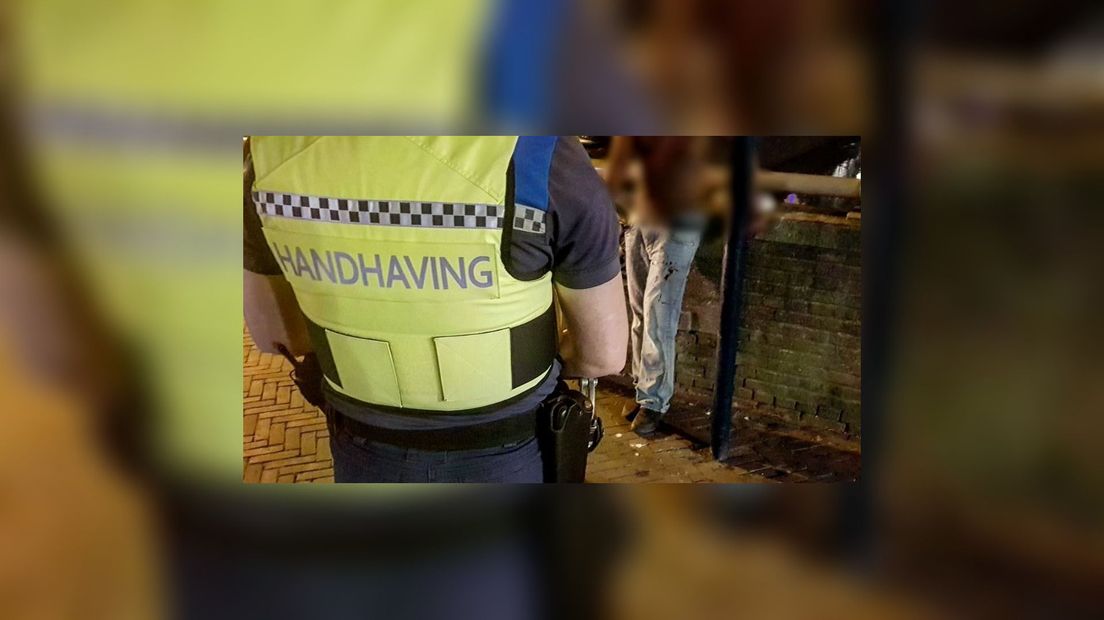 Jongen klimt in beeld naast het bureau handhaving Leeuwarden - Omrop ...