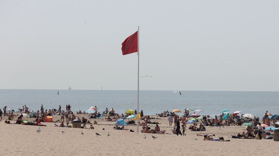 Rode vlag op Zuiderstrand, vijf mensen uit zee gered - Omroep West