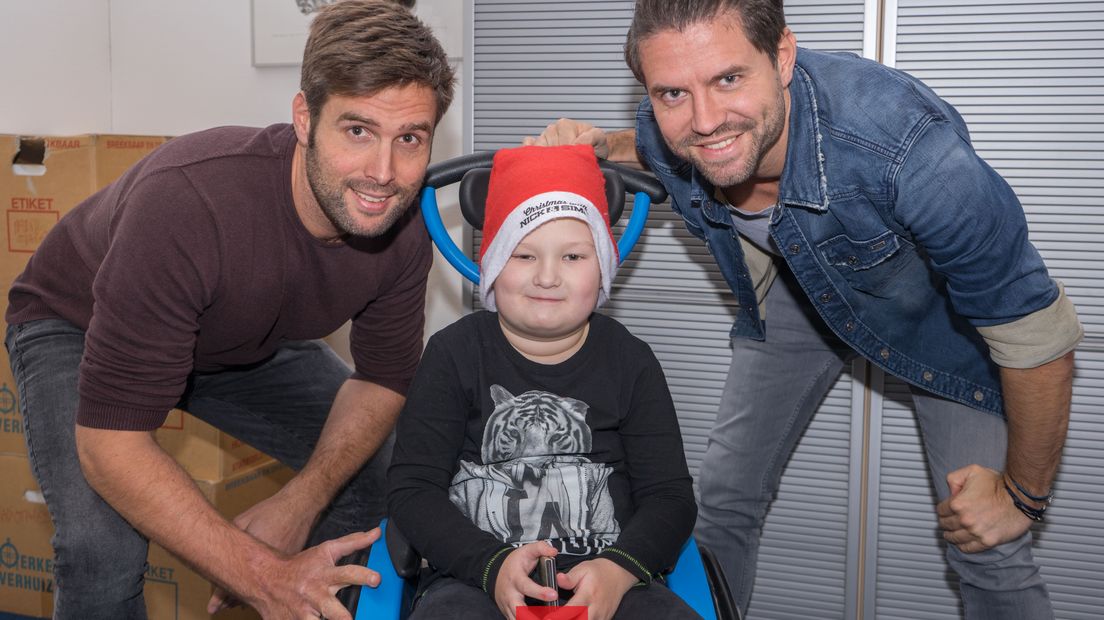 Zieke Bertin ontmoet zijn idolen Nick en Simon - RTV Drenthe