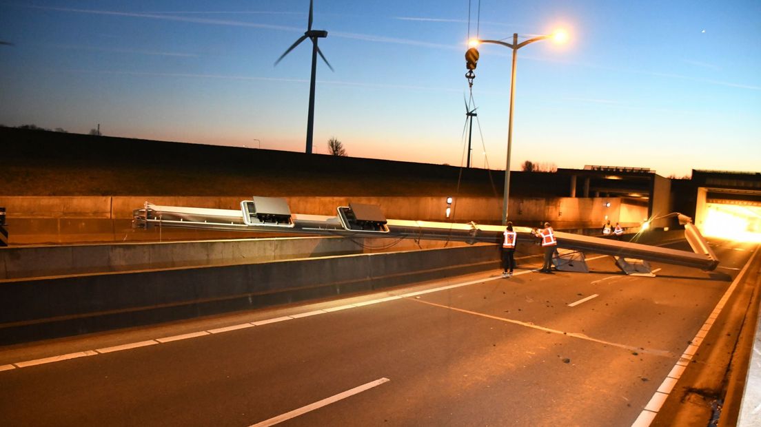 Vrachtwagen ramt matrixborden omver bij Sluiskiltunnel - Omroep Zeeland