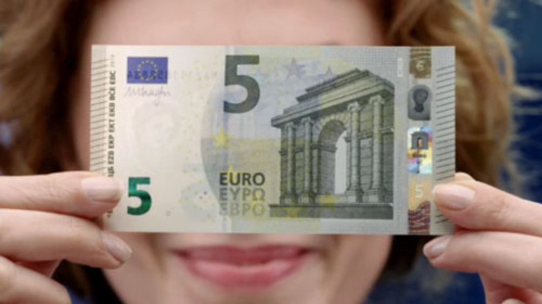 Vernieuwd 5 eurobiljet in omloop - Omroep Gelderland