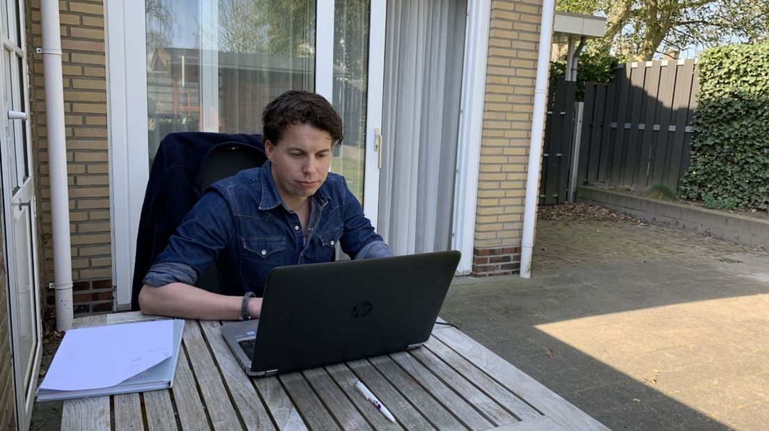 Het maken van examentoetsen: veel online, maar soms ook op school - RTV ...