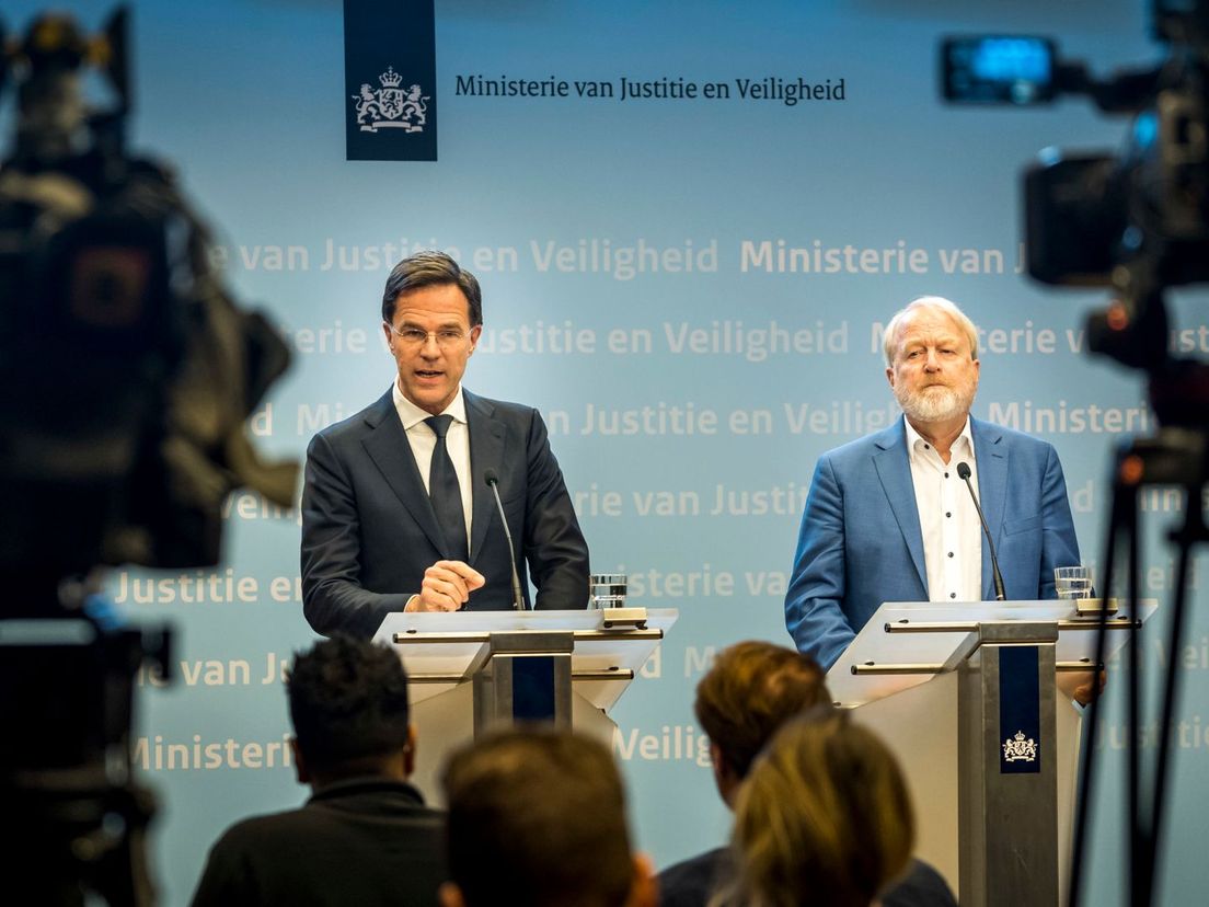 Rutte over indammen coronavirus: 'Schud geen handen' - RTV Drenthe