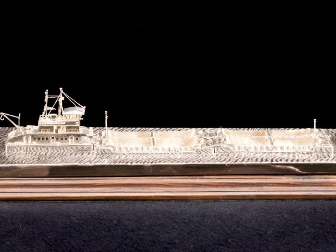 Duwbak en andere scheepsmodellen van zilver - Rijnmond