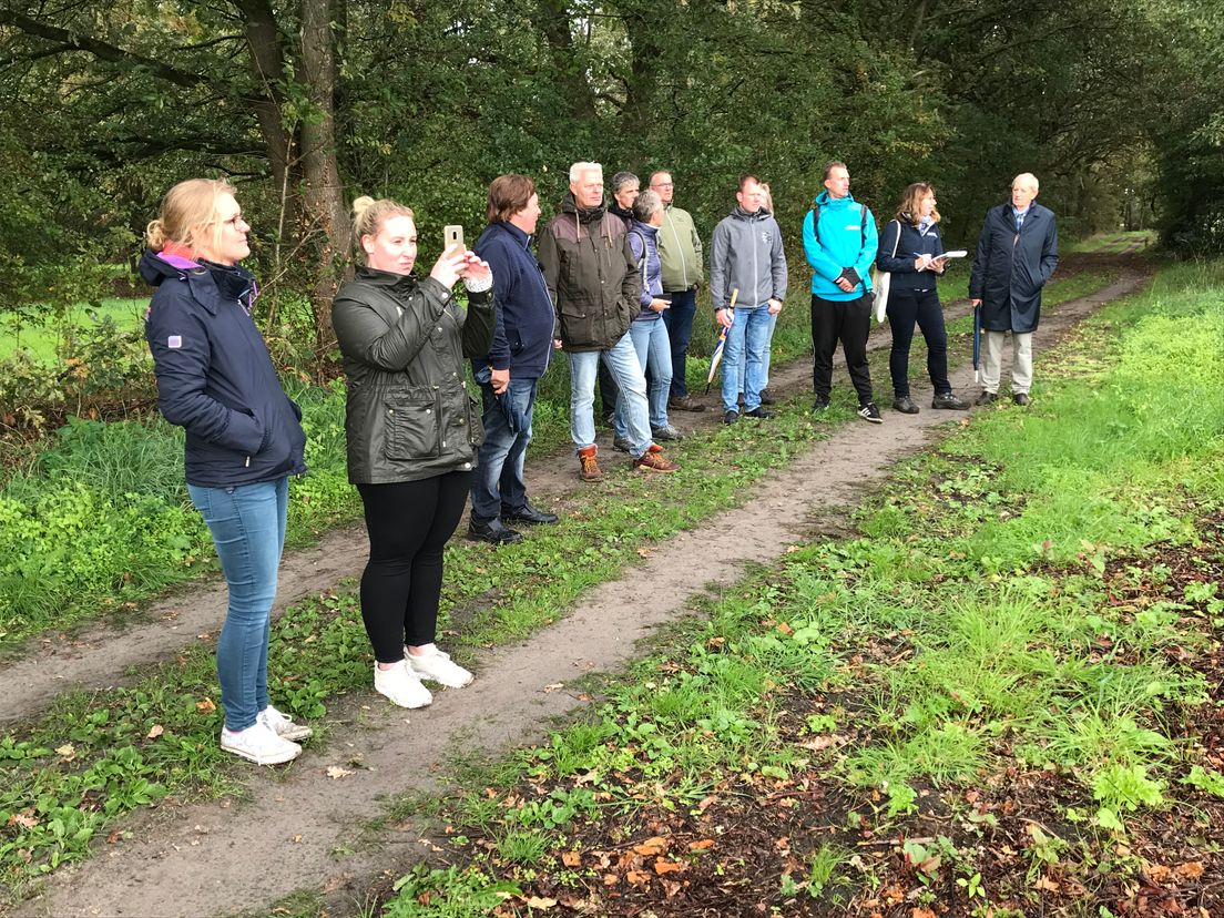 Ambtenaren Aa en Hunze vieren verjaardag met de voeten in de klei - RTV ...
