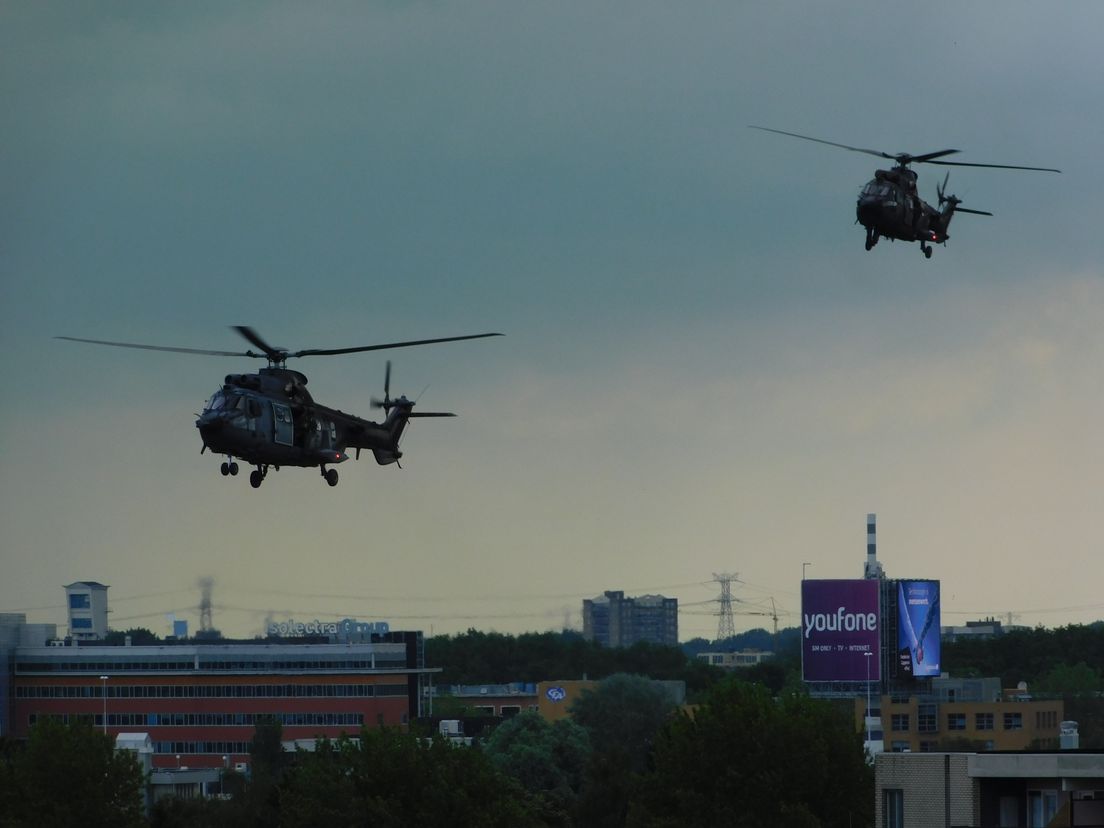 Legerhelikopters laag boven Rotterdam - Rijnmond