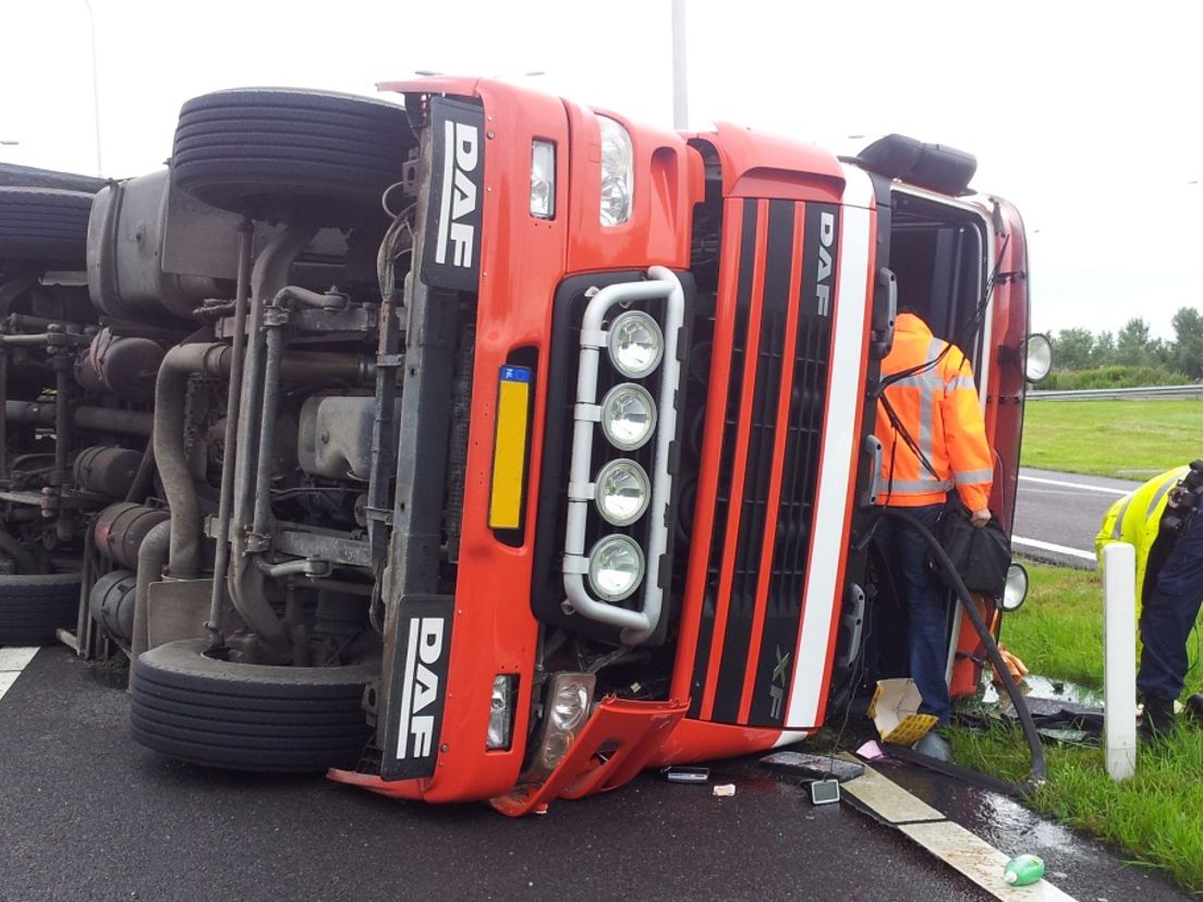 Vrachtwagen gekanteld op de A32 bij Meppel - RTV Drenthe