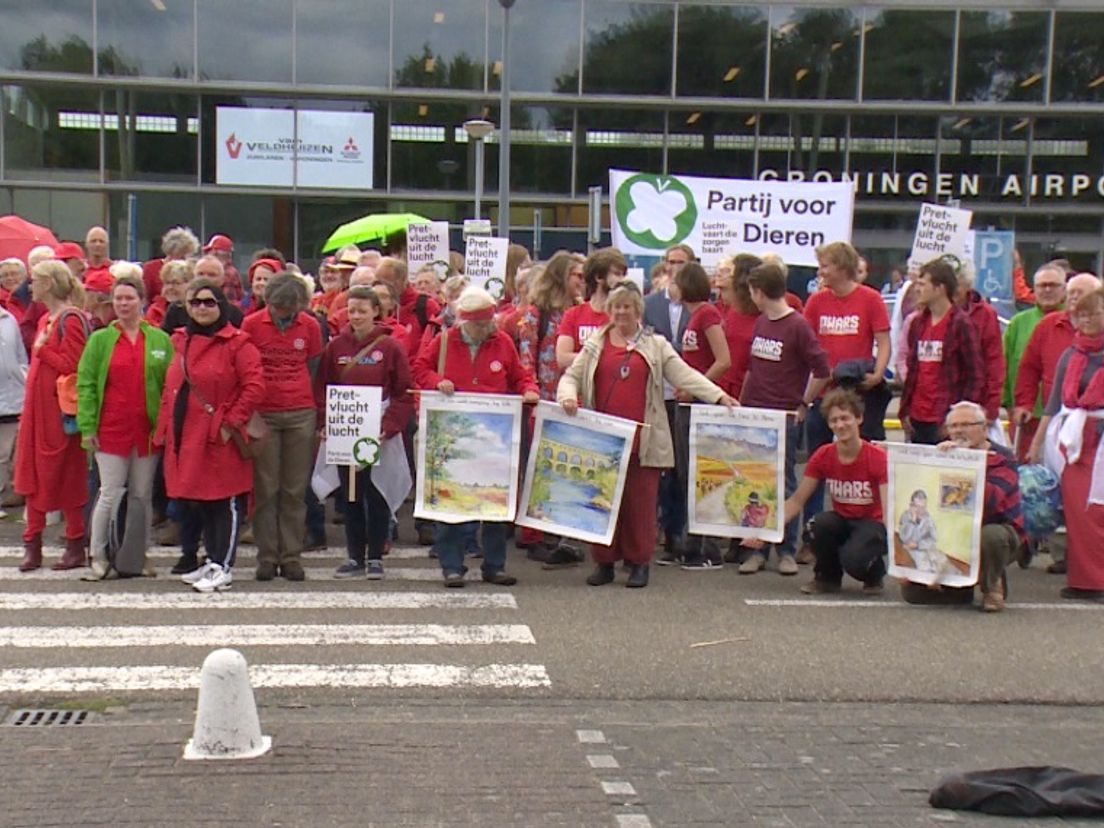 Protest bij vliegveld Eelde tegen groeiende luchtvaart - RTV Drenthe