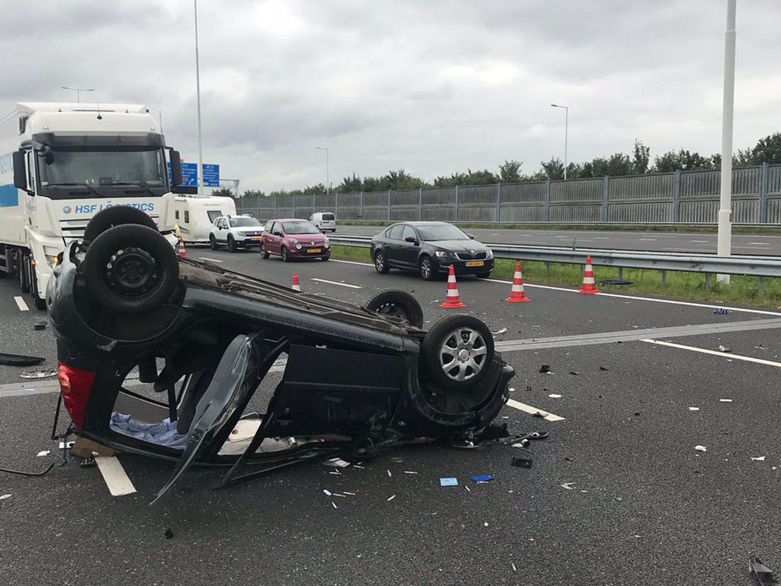 Ongeluk op A15, verkeer richting Maasvlakte gestremd - Rijnmond