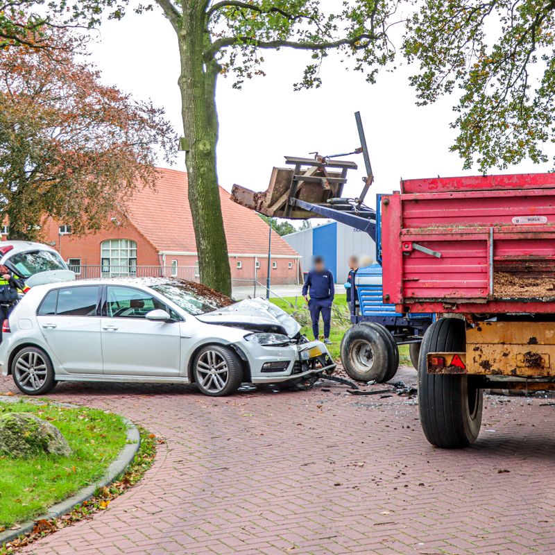 Twee gewonden bij botsing tussen trekker en auto in Emmer-Compascuum - RTV Drenthe