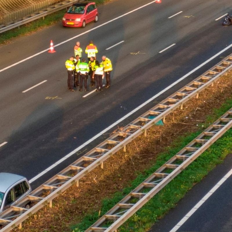 Motorrijder (35) in kritieke toestand na ongeluk op A15 - Rijnmond