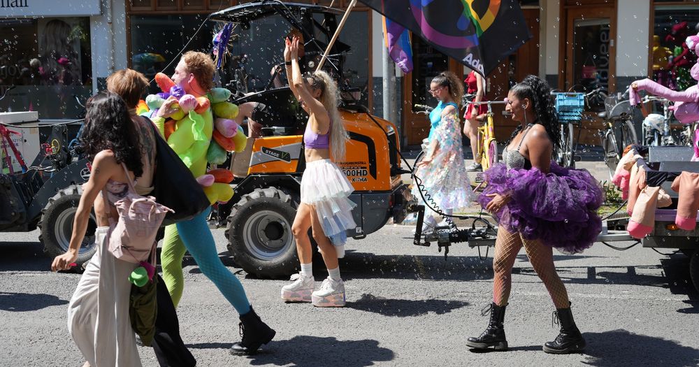 Honderden mensen lopen mee in zonnige Pride Walk Groningen - RTV Noord