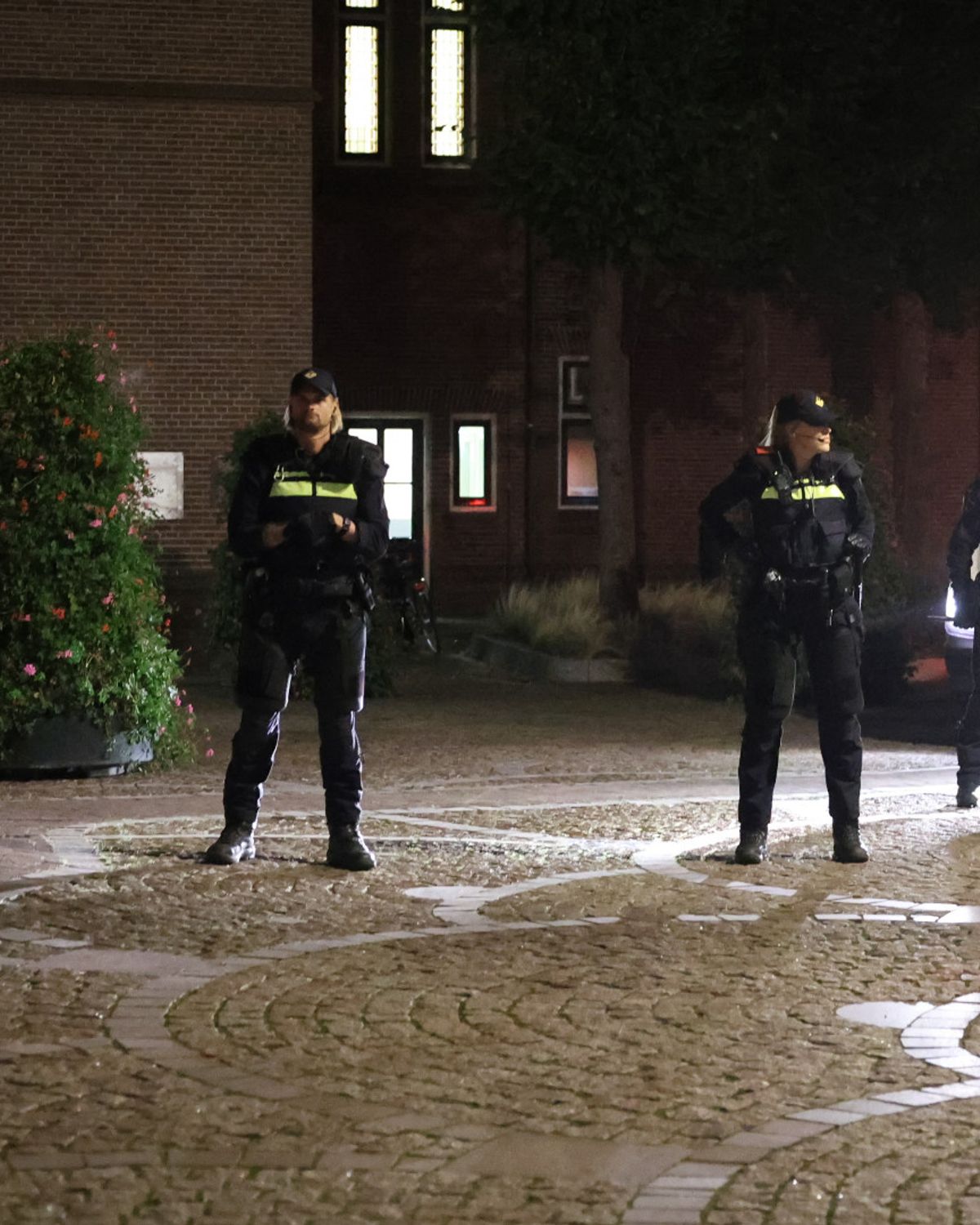 Veel politie, vuurwerk gooien en 'azc weg ermee', Noordwijk zet streep door plan ...