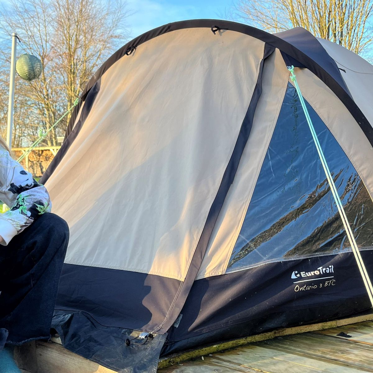 Nora (11) slaapt jaar in een tent voor het goede doel, zelfs op ...