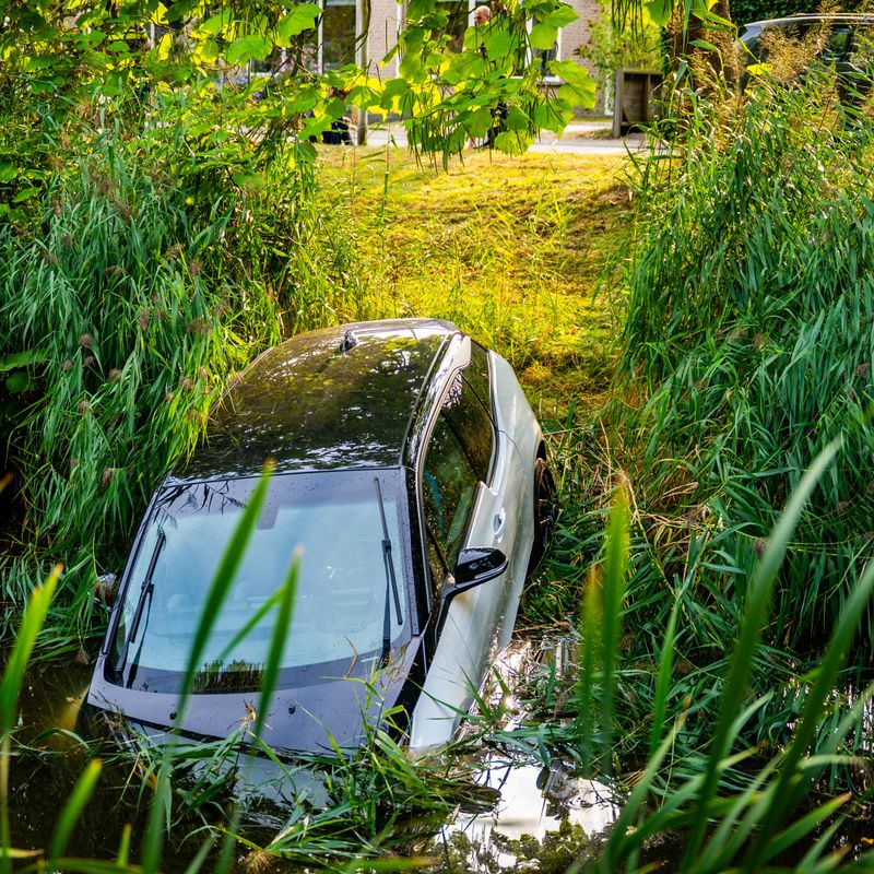 Automobilist rijdt helling af en komt in sloot terecht - Omroep West