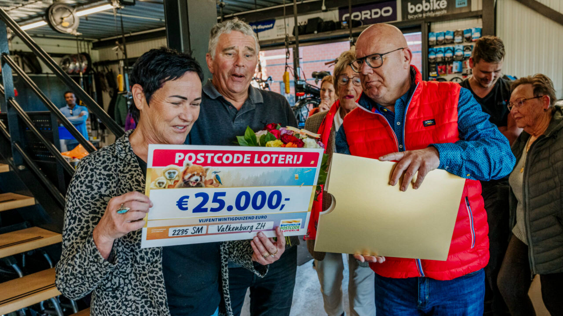 Na jaren ellende wint fietsenmaker geld en auto bij Postcode Loterij ...