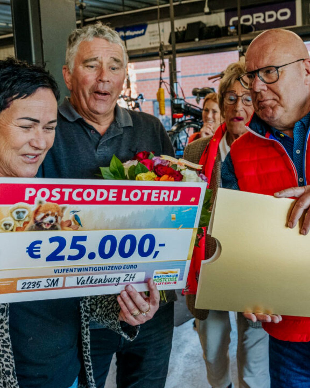 Na jaren ellende wint fietsenmaker geld en auto bij Postcode Loterij ...
