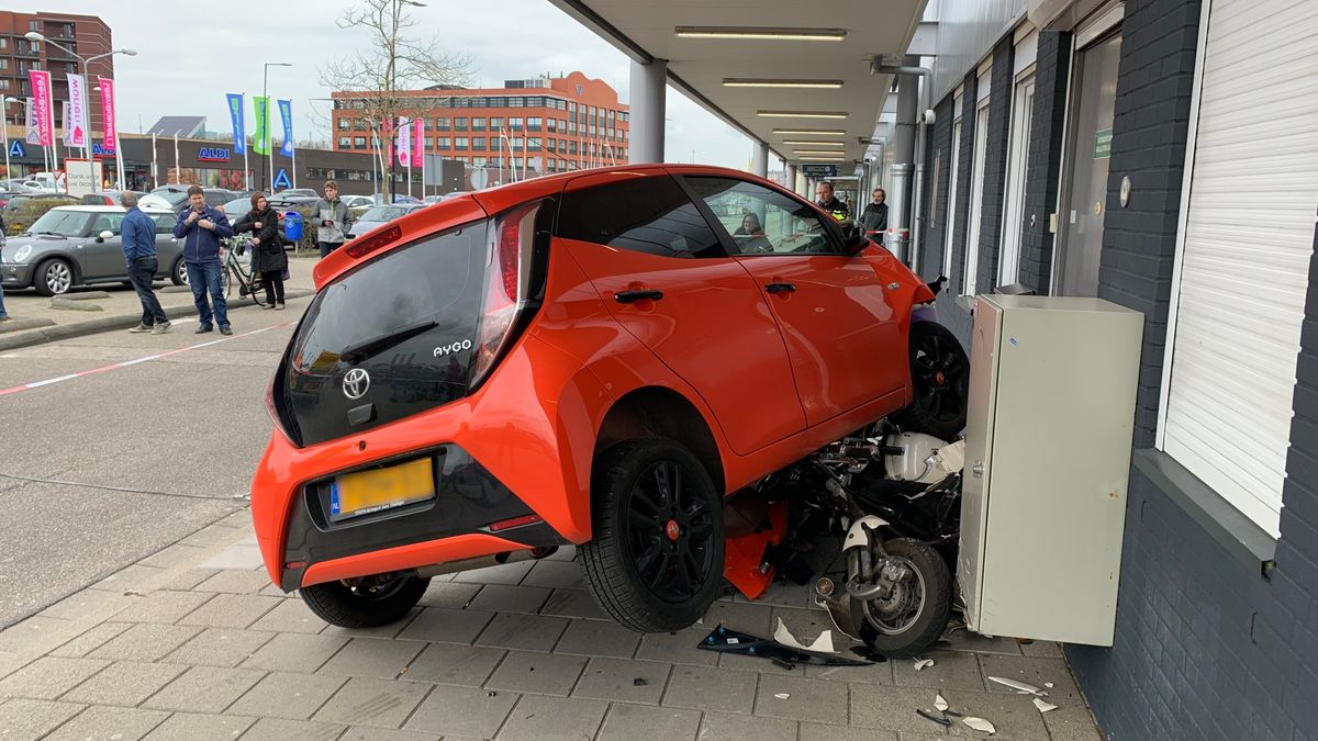 Automobiliste verliest macht over het stuur en rijdt snorfiets aan diggelen - Omroep Zeeland