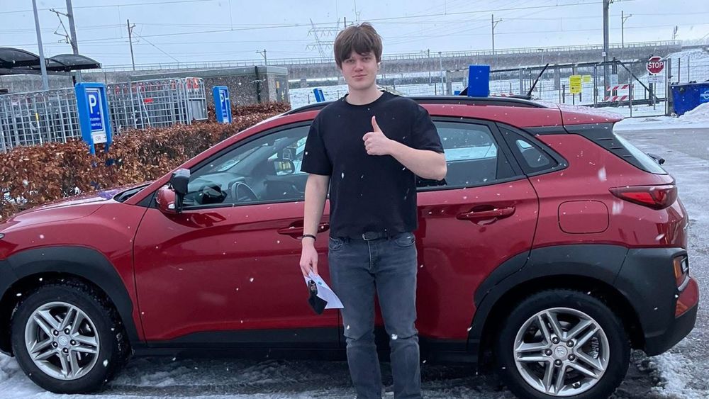 Yannick (18) slaagt voor rijexamen in de sneeuw: 'De examinator vroeg ...