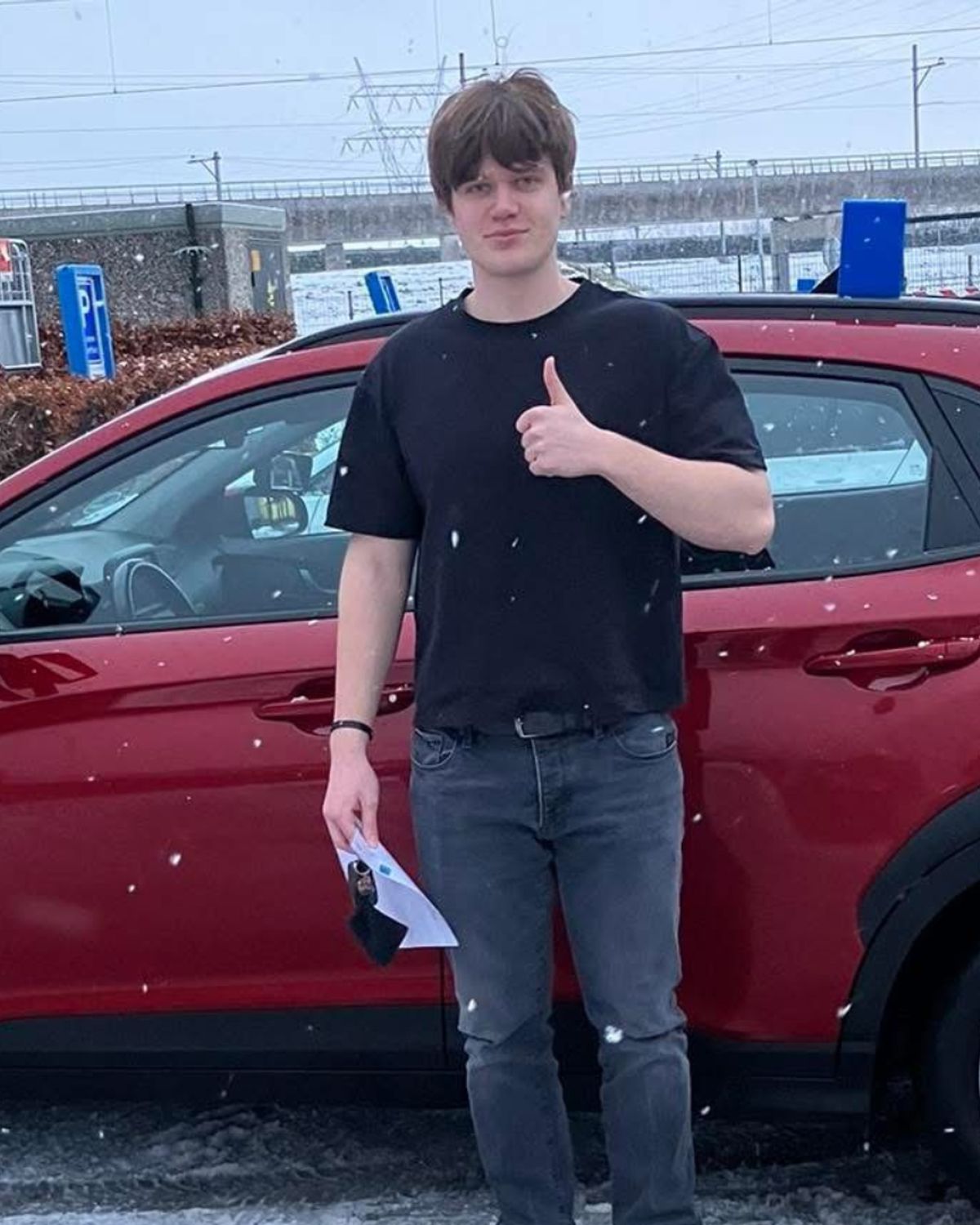 Liveblog winterweer: Yannick doet rijexamen in de sneeuw | Buren bouwen ...