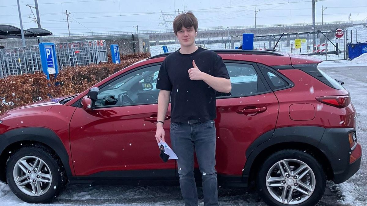 Yannick (18) slaagt voor rijexamen in de sneeuw: 'De examinator vroeg ...