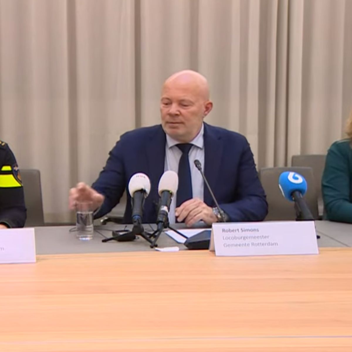 Kijk terug: persconferentie over explosie Schammenkamp in Rotterdam-Zuidwijk - Rijnmond
