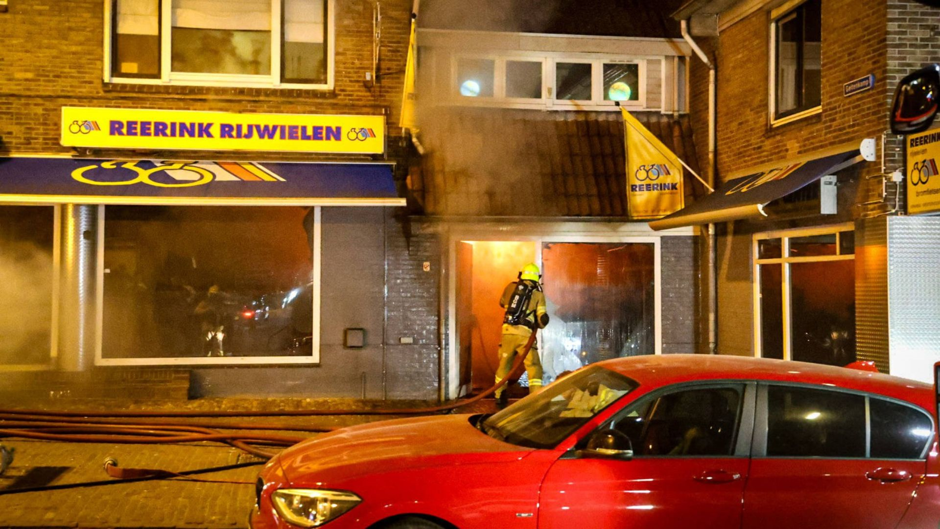 Dikke rook en explosies: buurt in rep en roer na brand - Omroep Gelderland