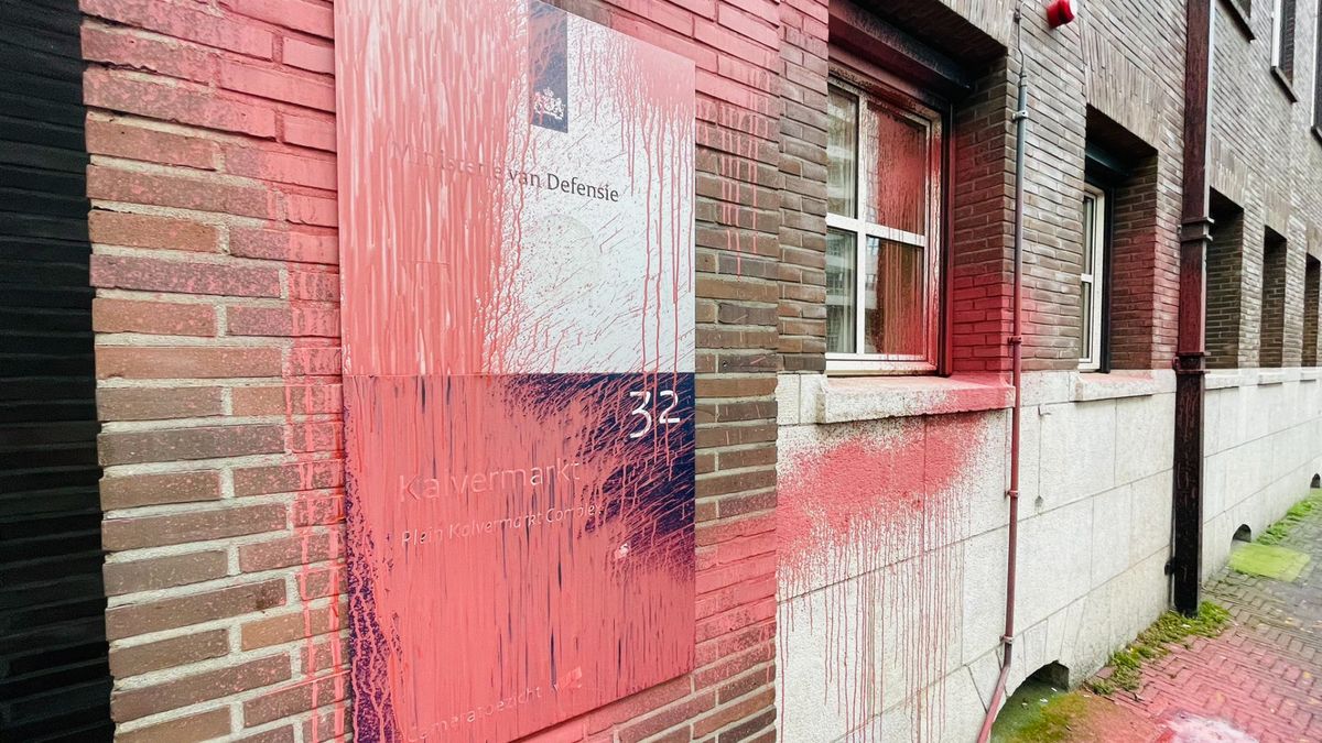 Ministerie van Defensie besmeurd met rode verf om Israël - Omroep West