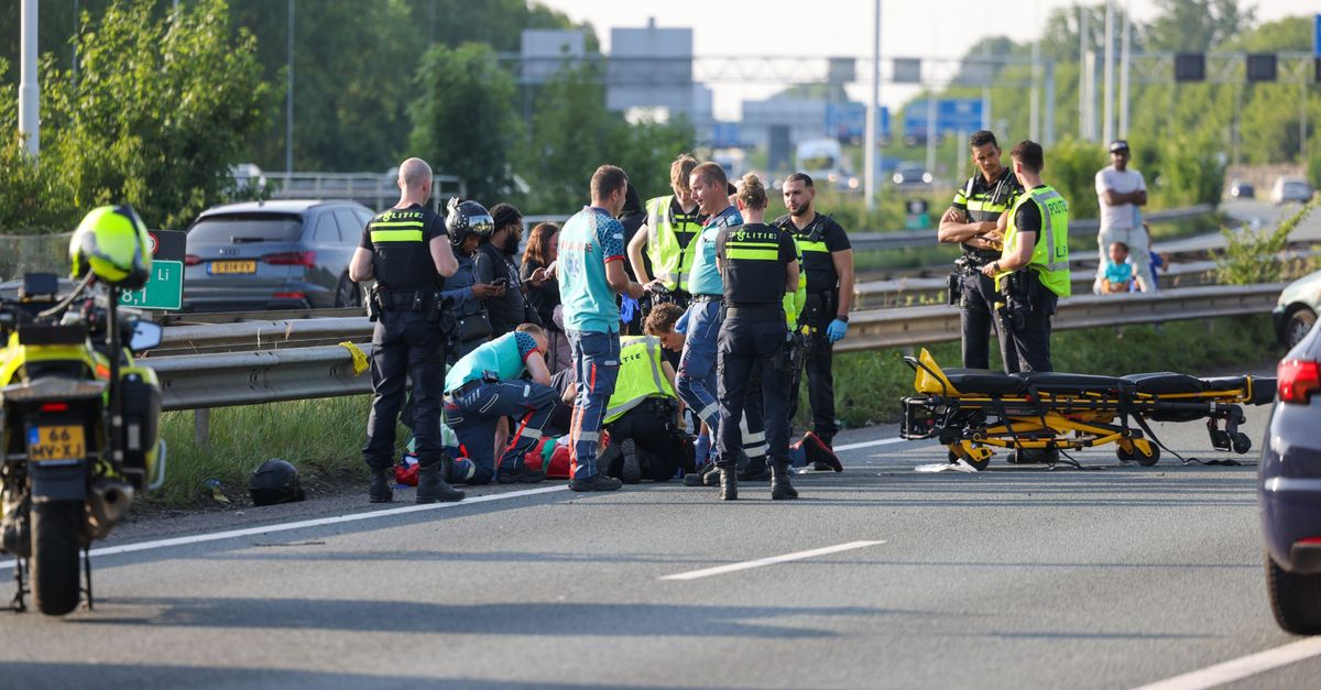 Motorrijder valt op snelweg | Auto met kinderen erin botst hard op ...