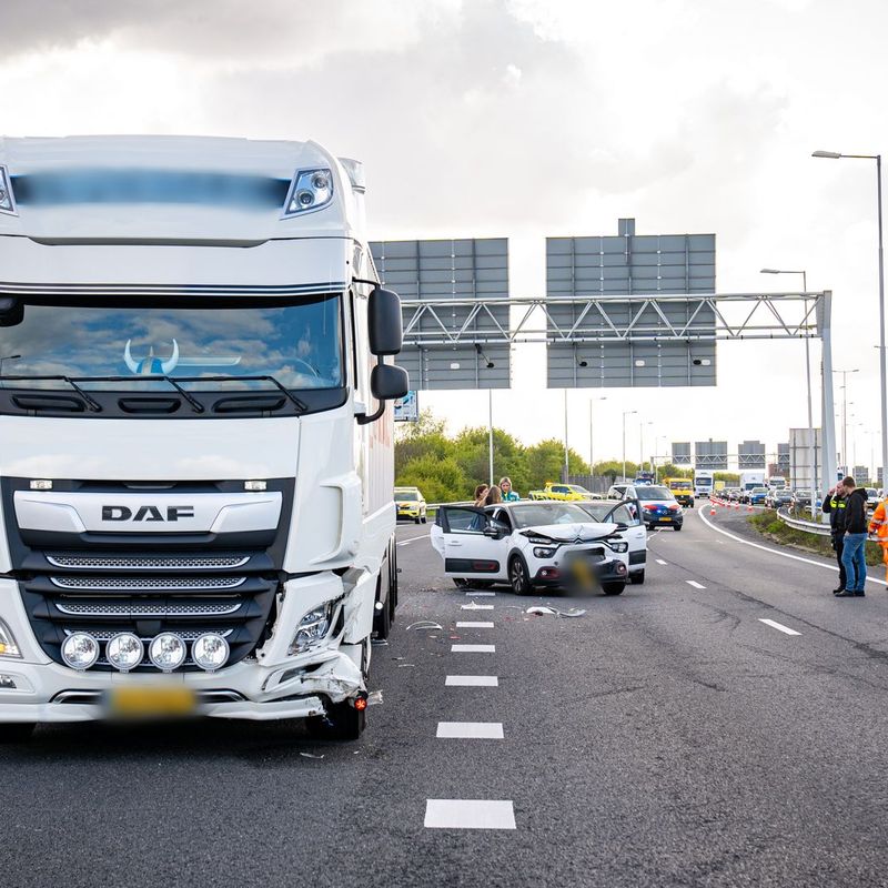 Gewonden na ongeval A15, afrit Barendrecht tijdelijk dicht | Noodbevel van kracht tijdens ...