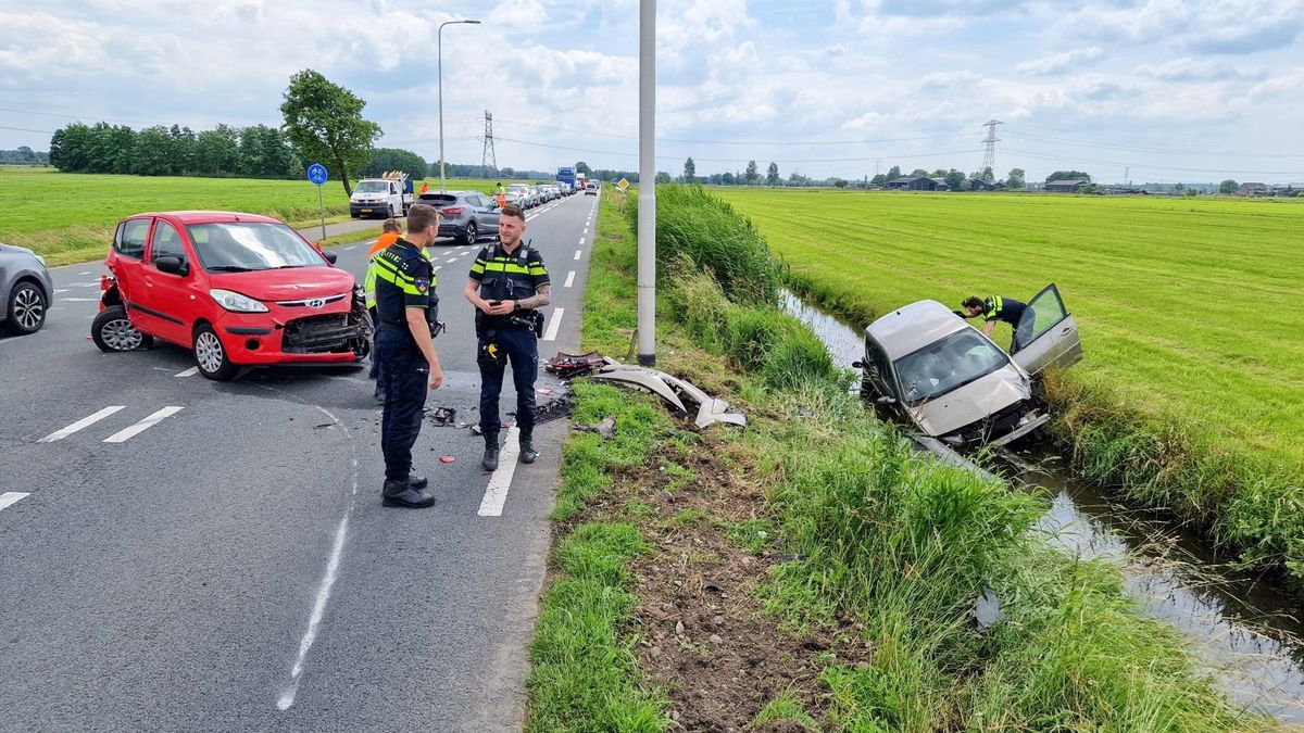 Auto te water na ongeluk | Heistelling stort in elkaar - Rijnmond