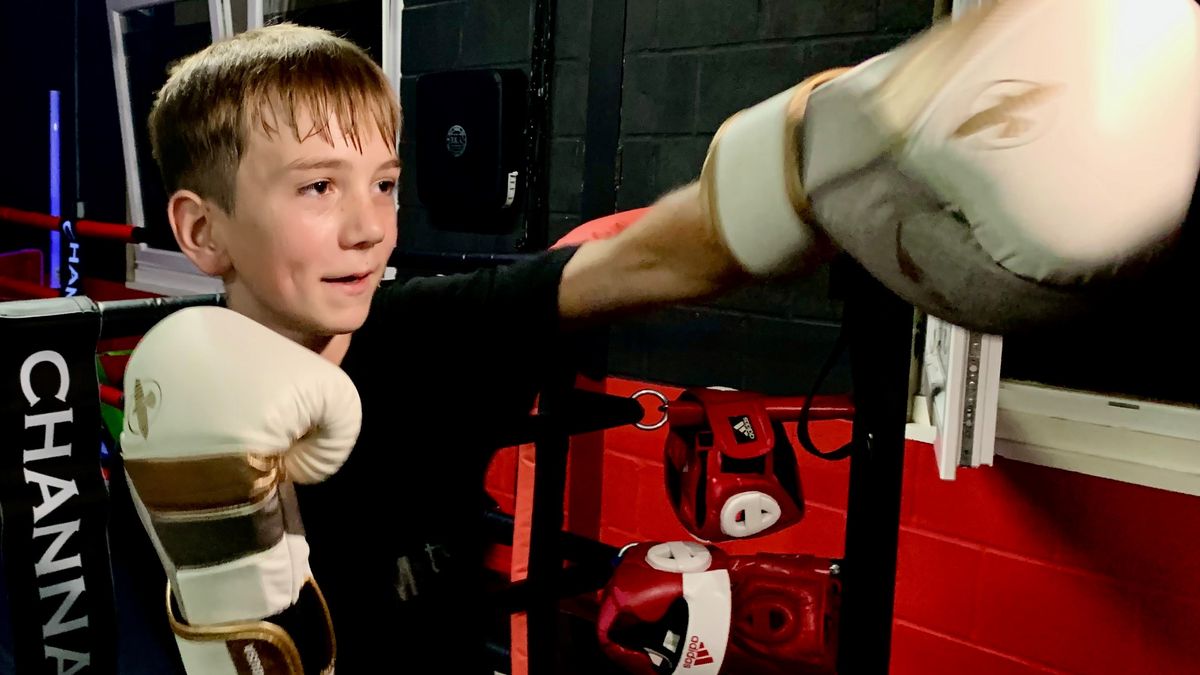Twaalfjarige Riley kickbokst nu al tegen volwassenen - L1 Nieuws
