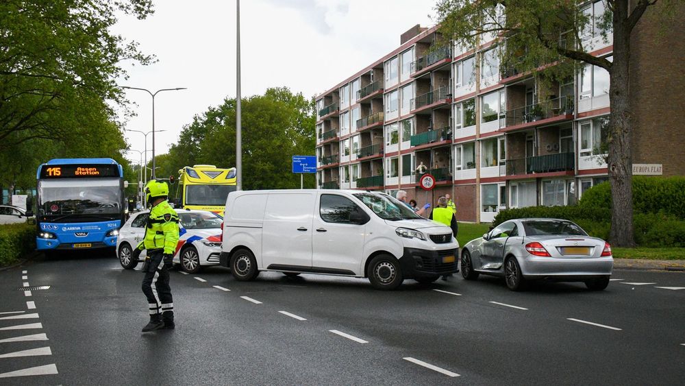 Gewonde door ongeluk met auto en bestelbus in Assen - RTV Drenthe
