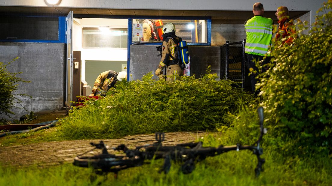 Brandweer ontruimt deel azc Assen door brand, tientallen bewoners naar ...