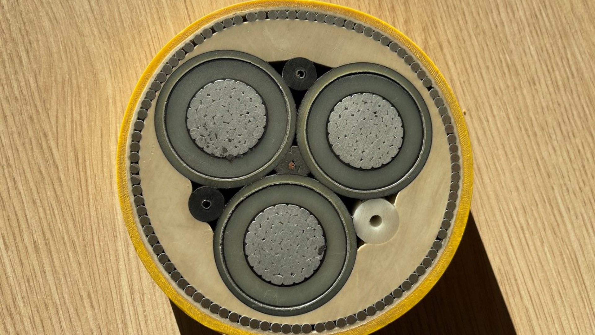 Kabel die 100 kilo per meter weegt rolt uit nieuwe fabriek in de ...