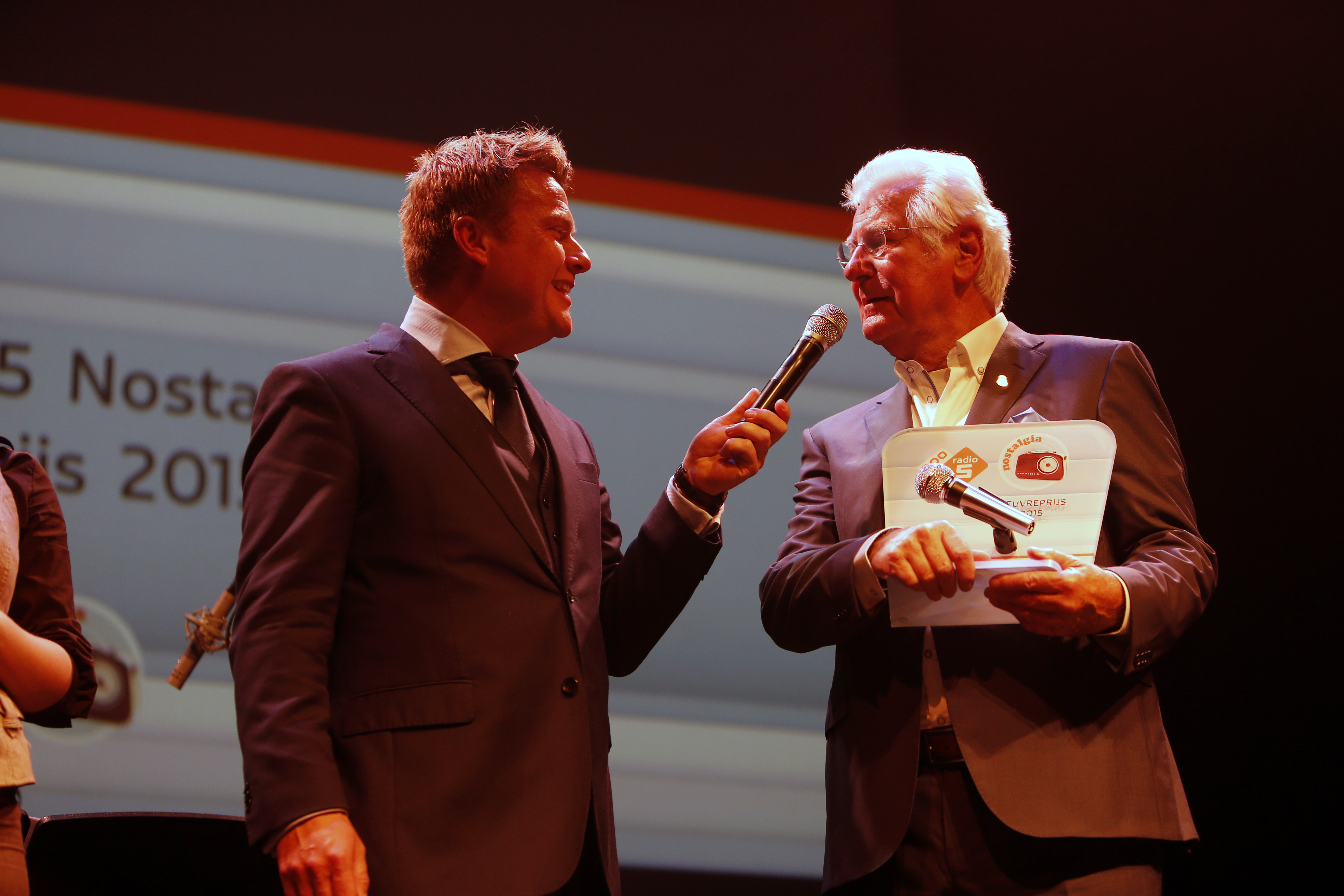 Gerard Cox viert 85ste verjaardag in het theater en deelt zijn ...