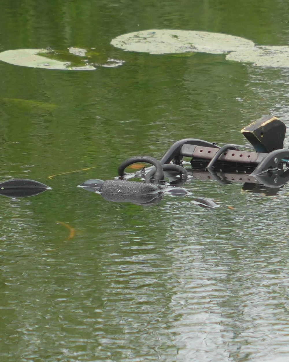 Politie doet onderzoek in Ommerkanaal naar voertuig onder water - RTV ...