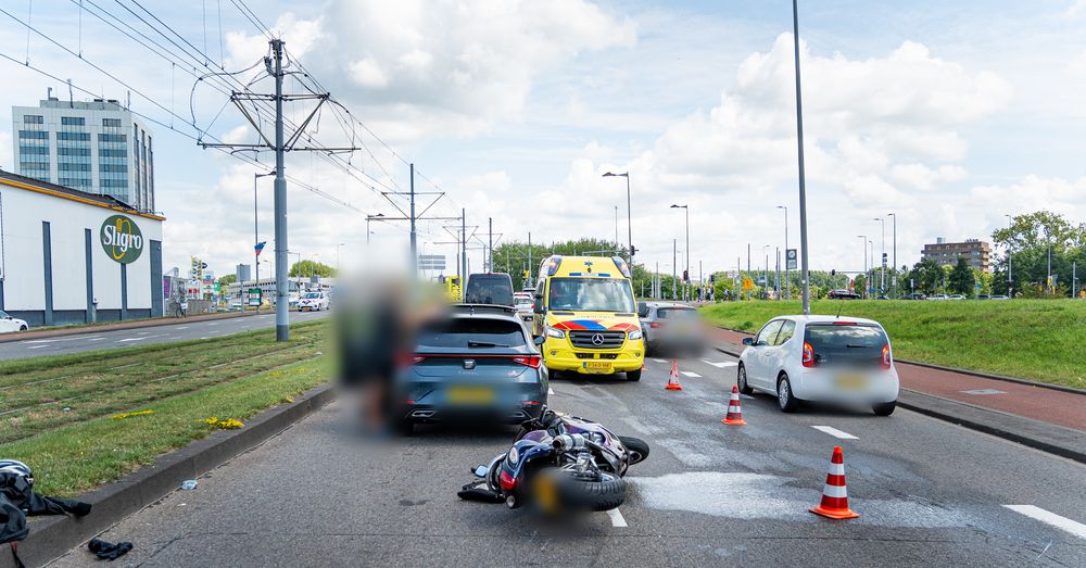 Motorrijder lichtgewond bij aanrijding met auto - Rijnmond