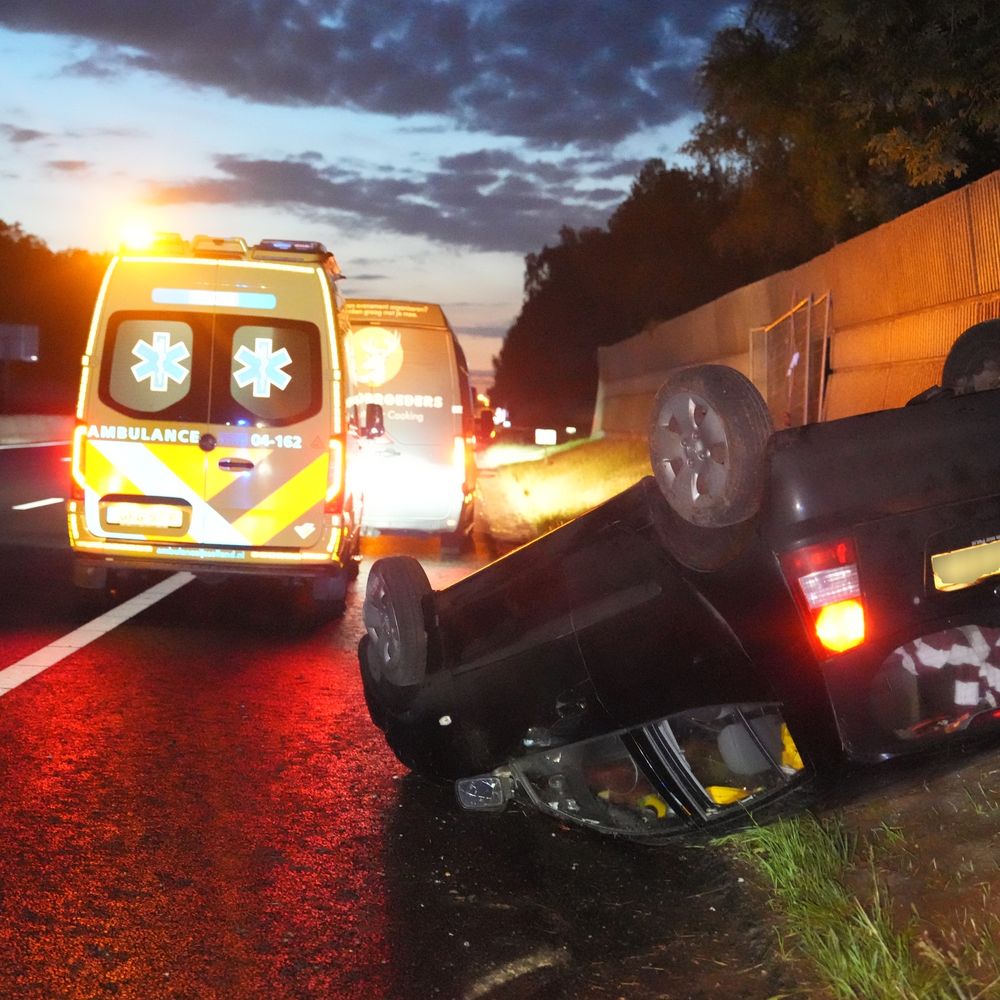 Auto over de kop op A28 richting Meppel - RTV Drenthe