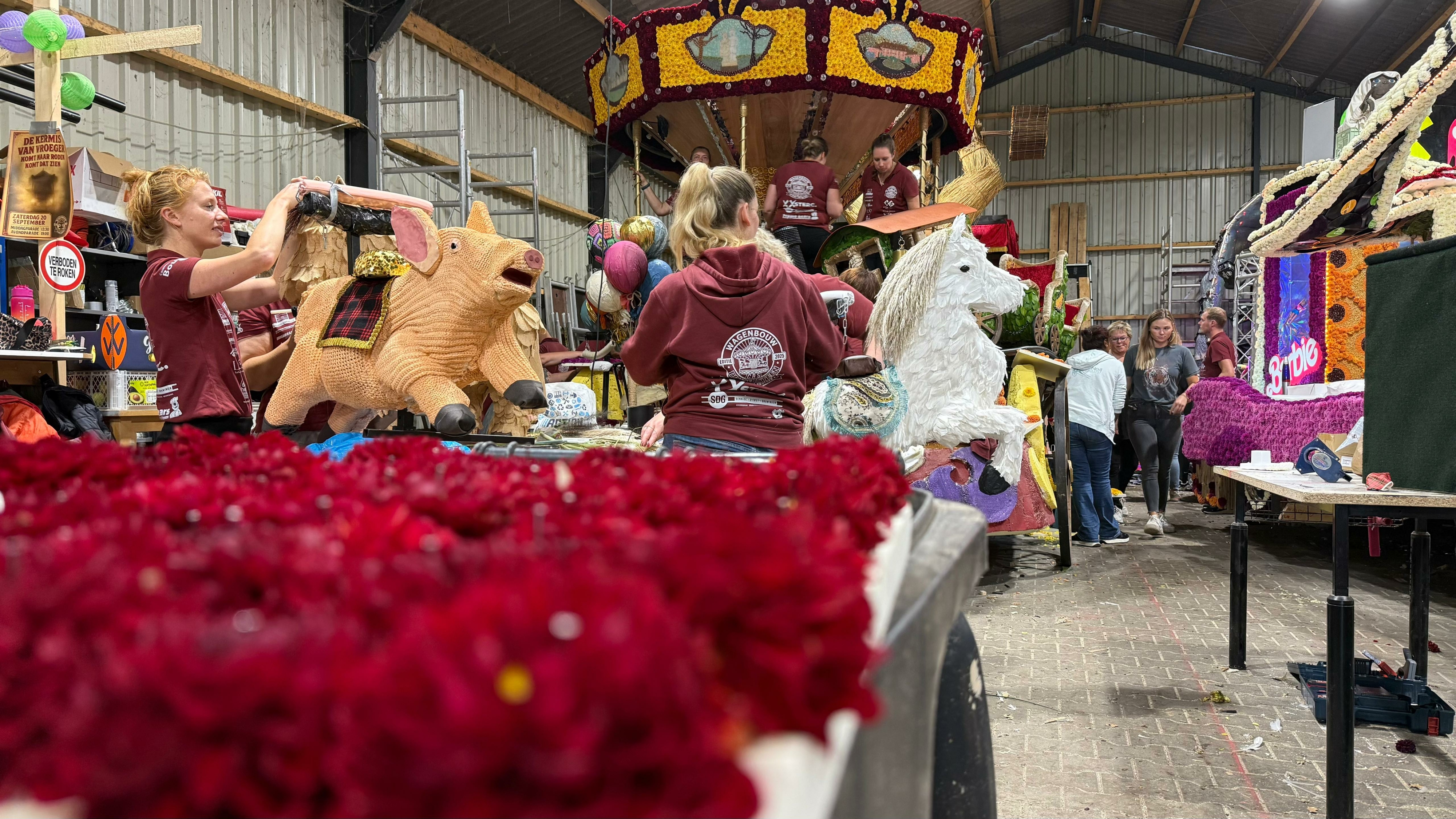 De laatste bloemetjes erop: praalwagens bijna klaar voor Rodermarktparade - RTV Drenthe