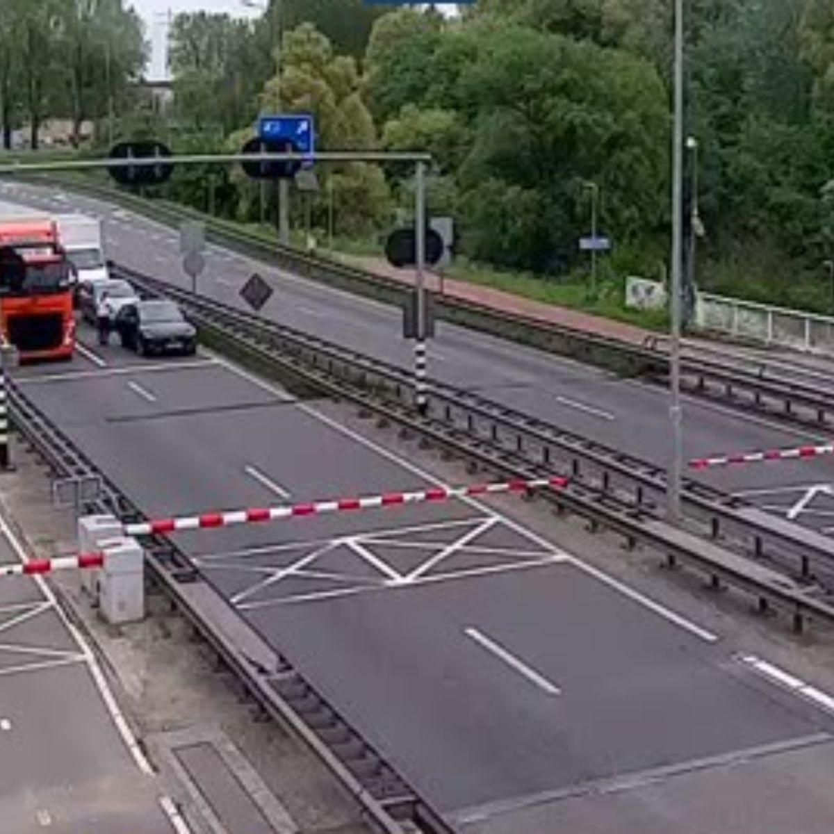 Brug in storing geweest, lange file neemt nu af - Rijnmond