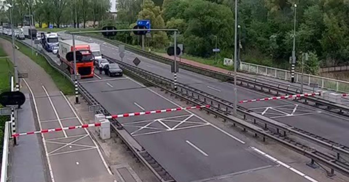 Brug in storing geweest, lange file neemt nu af - Rijnmond