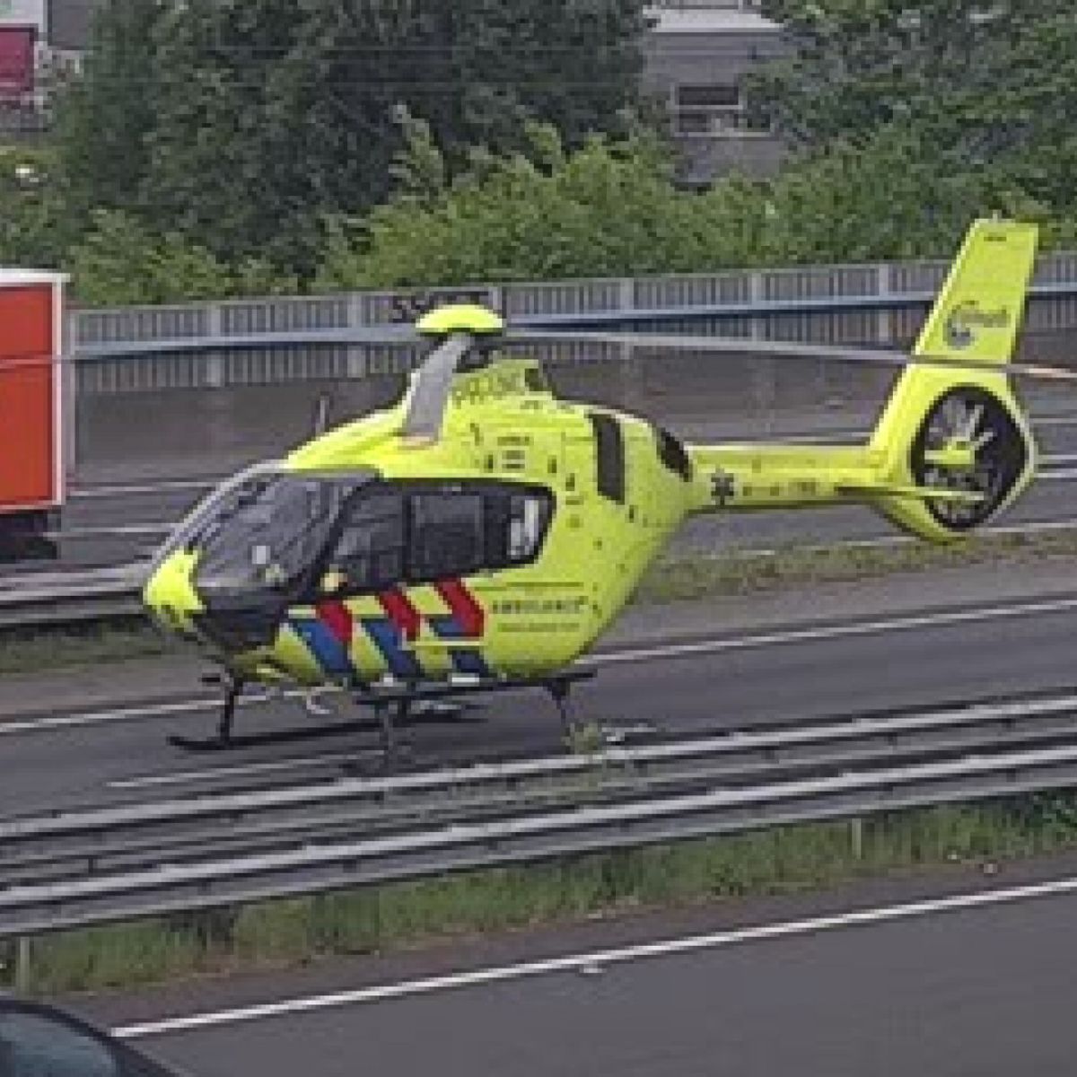 Traumahelikopter landt op snelweg, A12 bij Prins Clausplein dicht - Omroep West