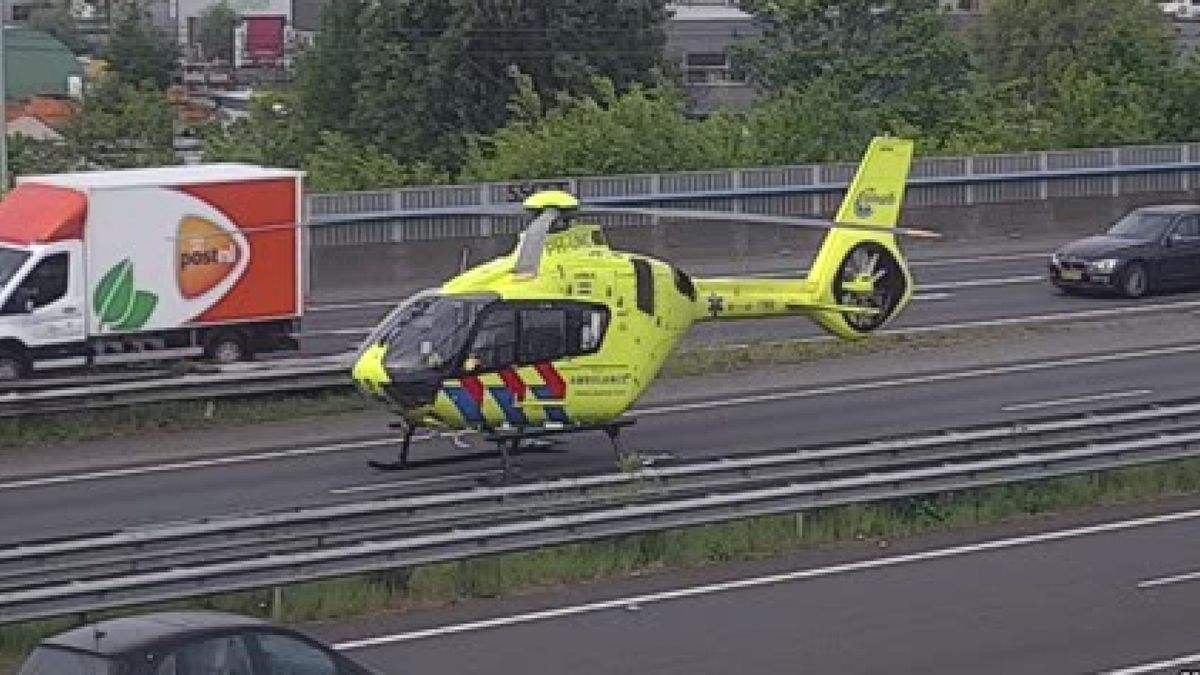 Traumahelikopter landt op snelweg, A12 bij Prins Clausplein dicht - Omroep West